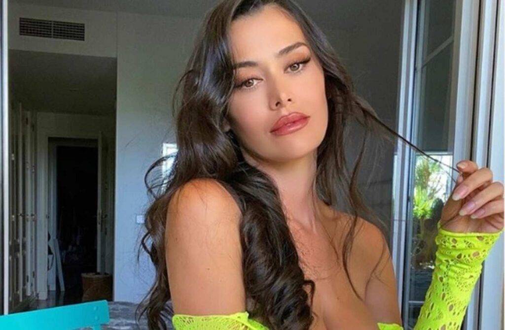 Eva Padlock è incontenibile: scollatura esagerata! - FOTO