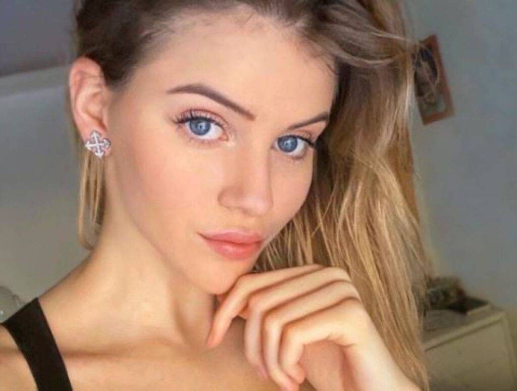 Sara Croce conquista tutti: foto in reggiseno