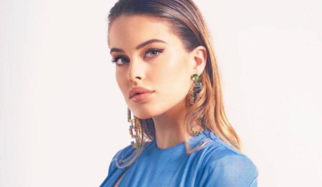 Sophie Codegoni incanta su Instagram, scollatura pericolosa- FOTO