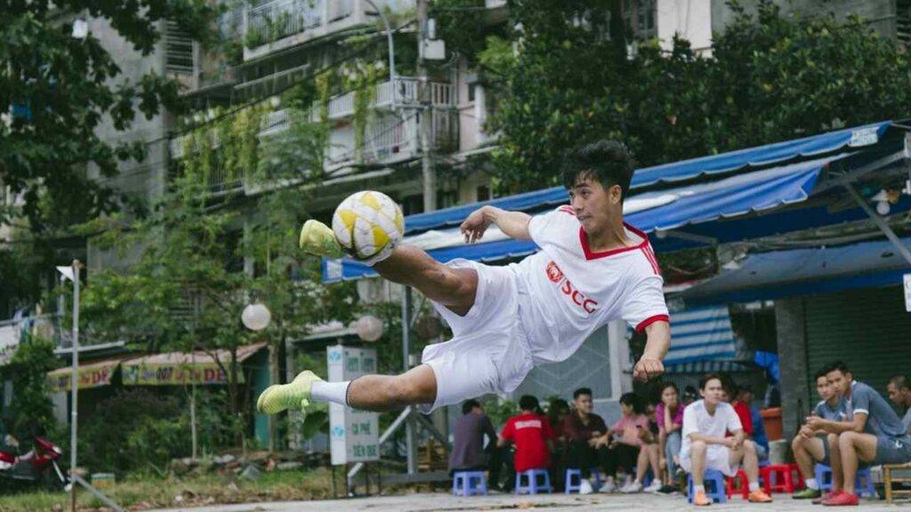 La 'tedesca': regole e curiosità sul famoso gioco di calcio in strada
