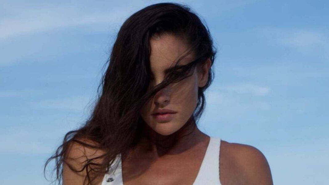 Lucia Javorcekova in riva al mare, bikini sempre più incontenibile -FOTO