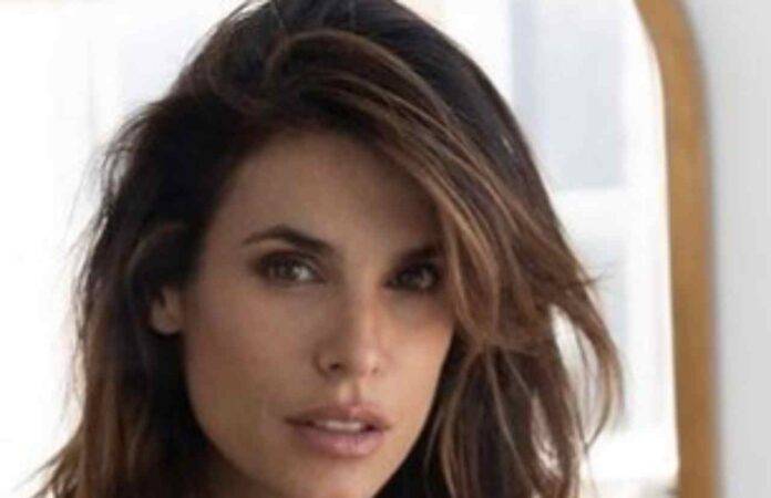 Elisabetta Canalis in intimo tradita dallo specchio - FOTO