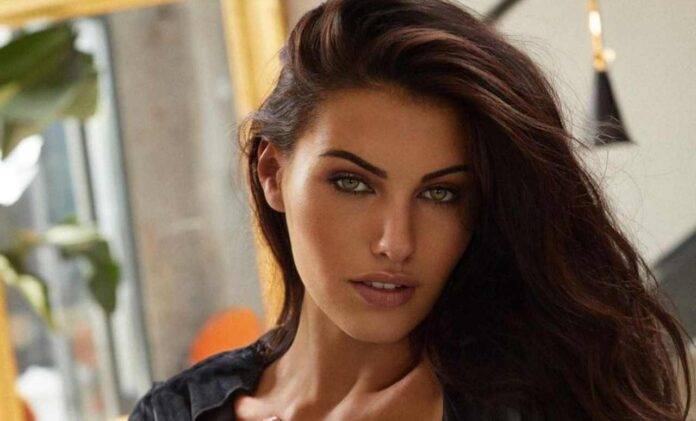 VIDEO shock, Carolina Stramare tutta nuda: si copre solo con le mani