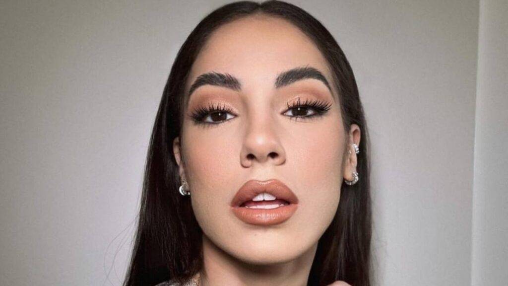 Giulia De Lellis tutta nuda sotto e tacchi da capogiro Giulia De Lellis tutta nuda sotto e tacchi da capogiro