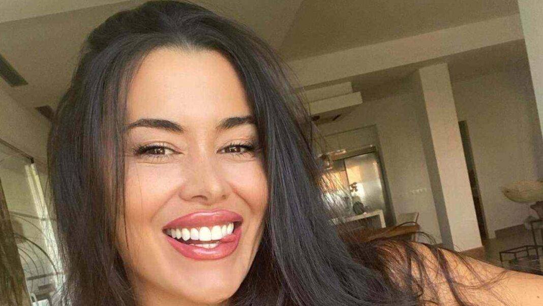 Eva Padlock, il lato B in un perizoma ipnotico - VIDEO