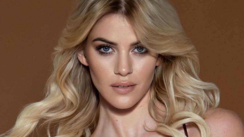 Sara Croce, bikini minuscolo e pezzo sotto quasi inesistente