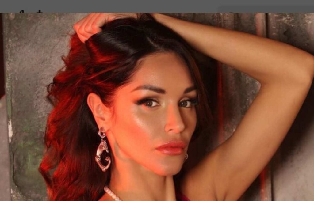Delia Duran esagera: il costume non la copre, ogni dettaglio a vista ...
