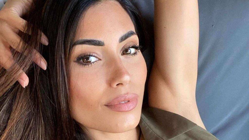 Federica Nargi, la primavera esplode: la camicetta si apre – FOTO ...