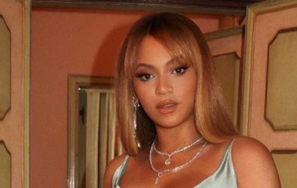 Beyoncè tutta nuda a cavallo, la copre solo un filo: esplosiva