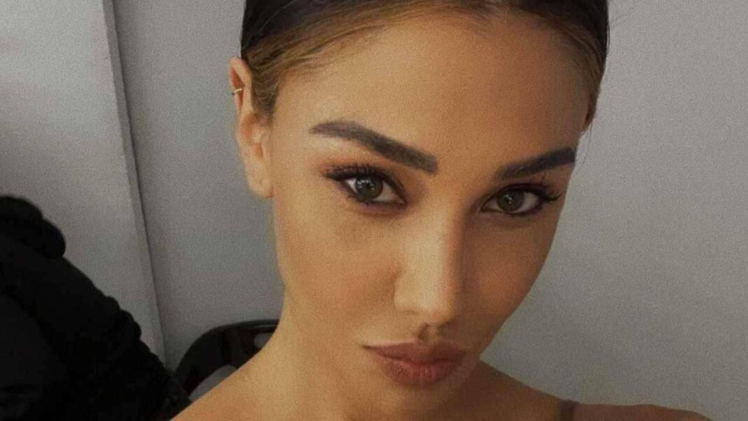 Belen stavolta esagera: non la copre nulla, nuotata nuda