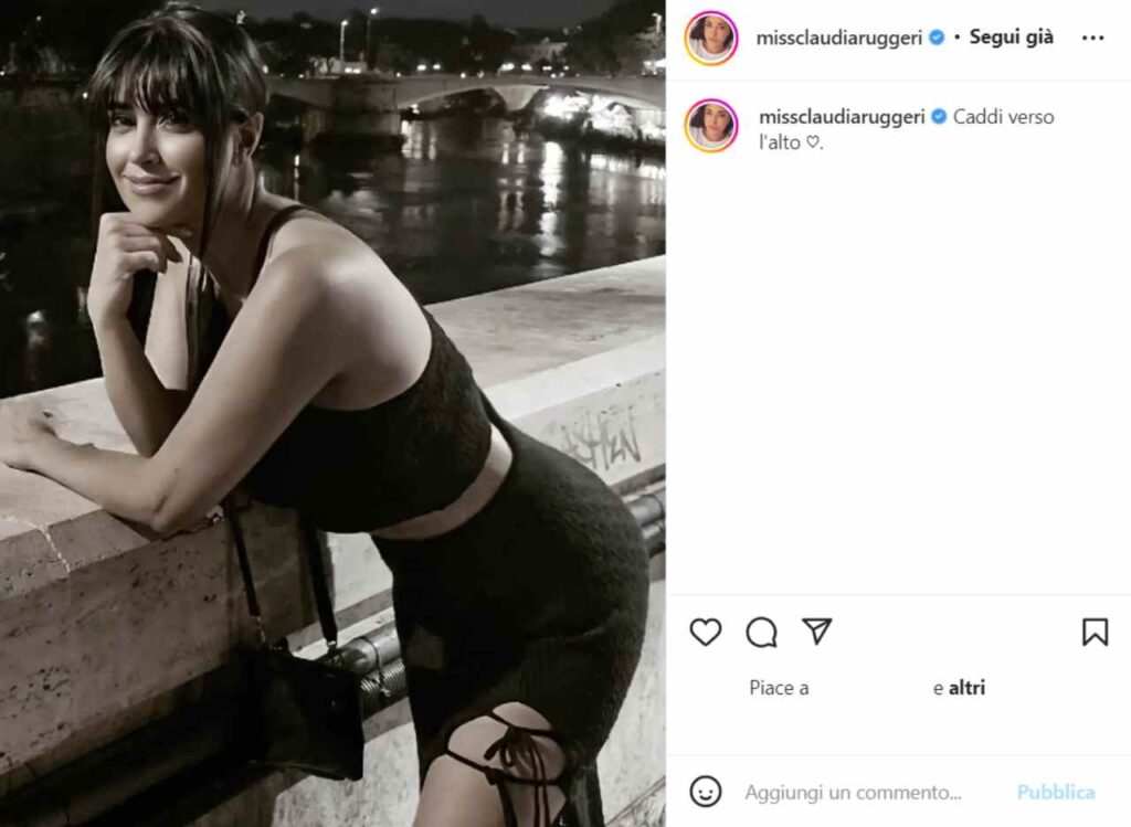 Claudia Ruggeri, minigonna vertiginosa e posizione provocante