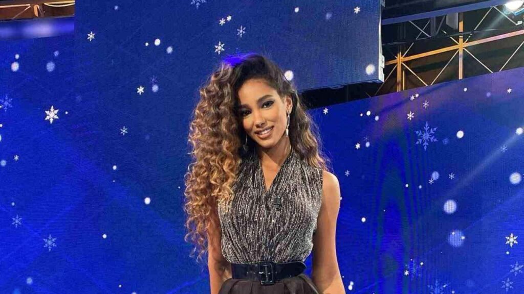 Samira Lui, scollatura tenuta insieme solo da un bottone – DirettaGoal