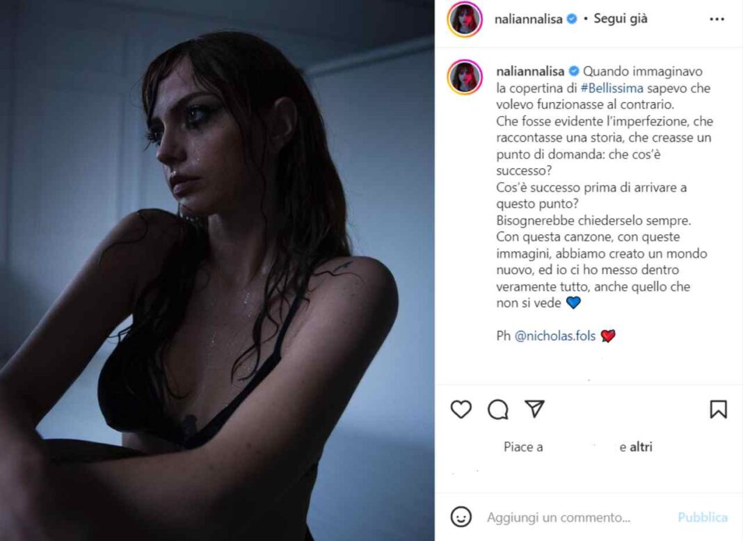 Annalisa, bikini tutto bagnato: la copertina è da urlo