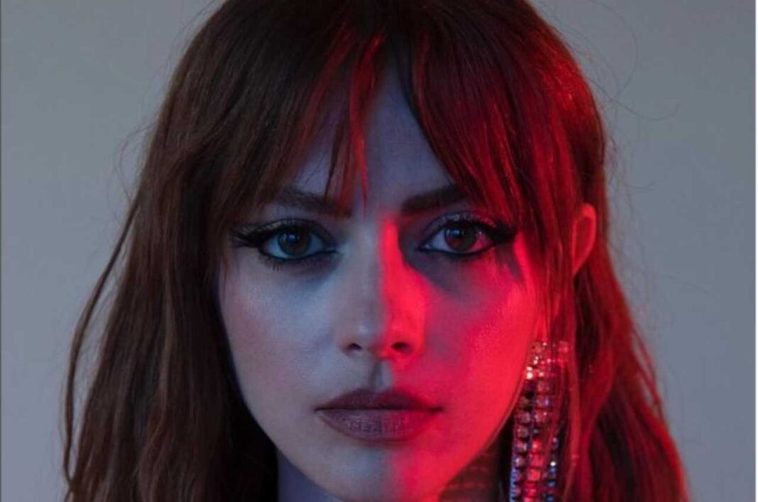 Annalisa mozzafiato: gonna da "vedo-non vedo" incredibile