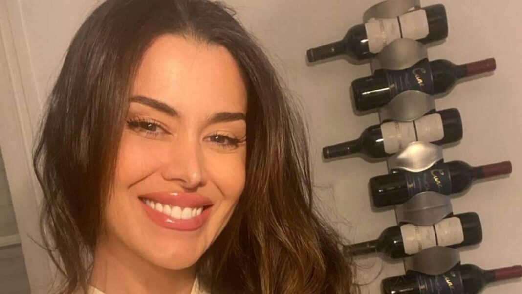 Eva Padlock, la vestaglia si apre: intimo eclatante - FOTO