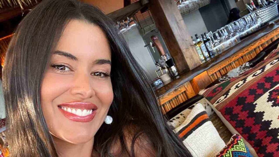 Eva Padlock resta in intimo ma c'è chi giura di non vederlo