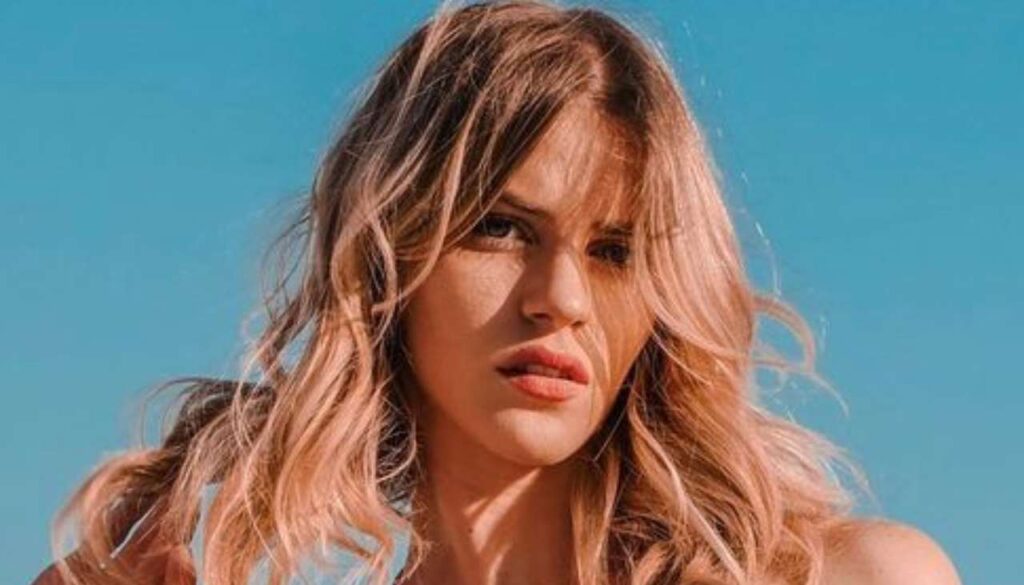 Sara Croce rosso passione: visione piccante