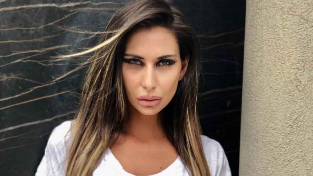 Sarah Altobello, movimento sensuale: il balletto infiamma la casa VIDEO