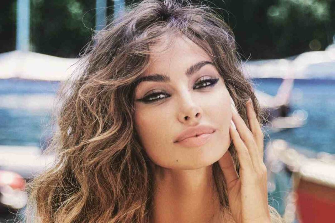 Madalina Ghenea, intimo inesistente: anche in penombra si vede tutto