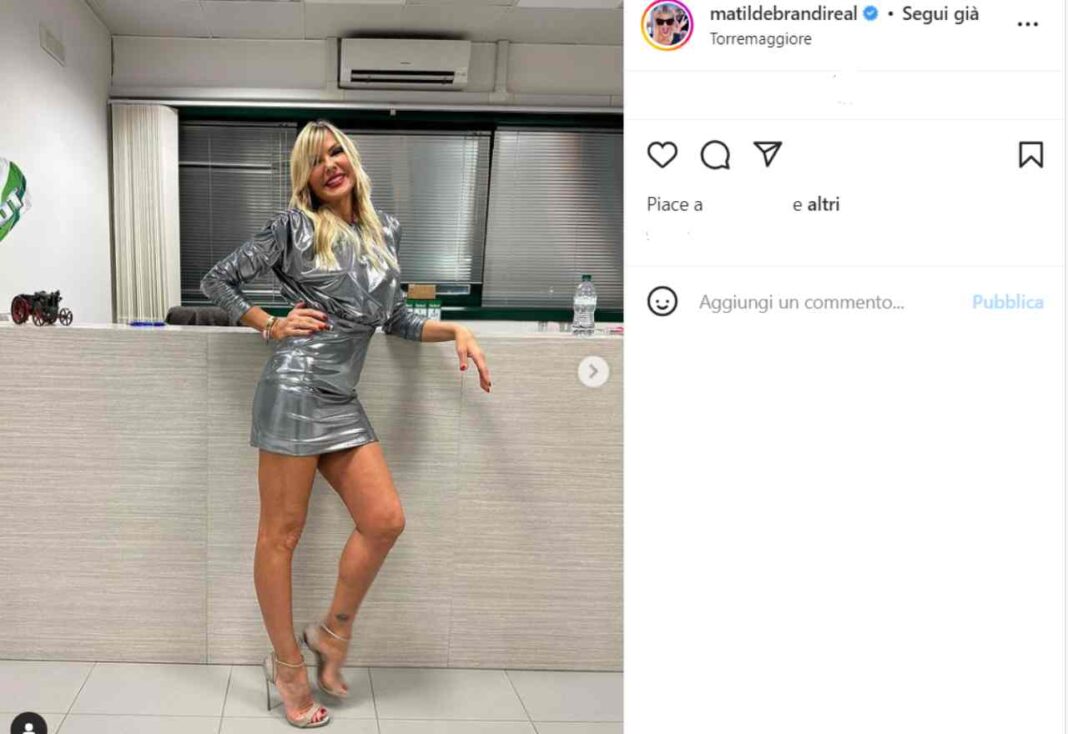 Matilde Brandi, il vestito non mente: gambe patrimonio dell'Unesco