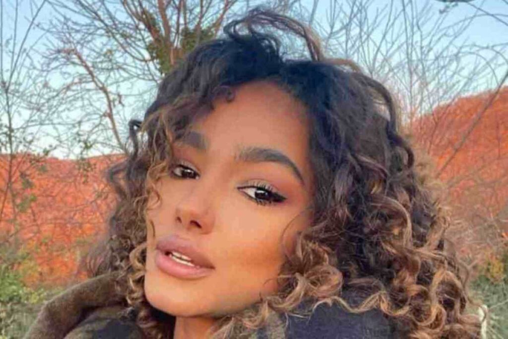 Samira Lui, posizione gambe pericolosa: anche la mela diventa piccante