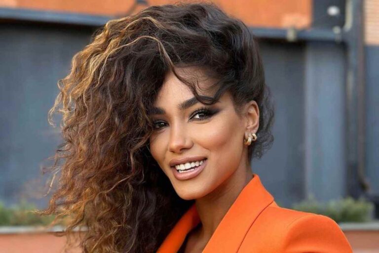 Samira Lui, accavallamento pericoloso: minigonna vertiginosa